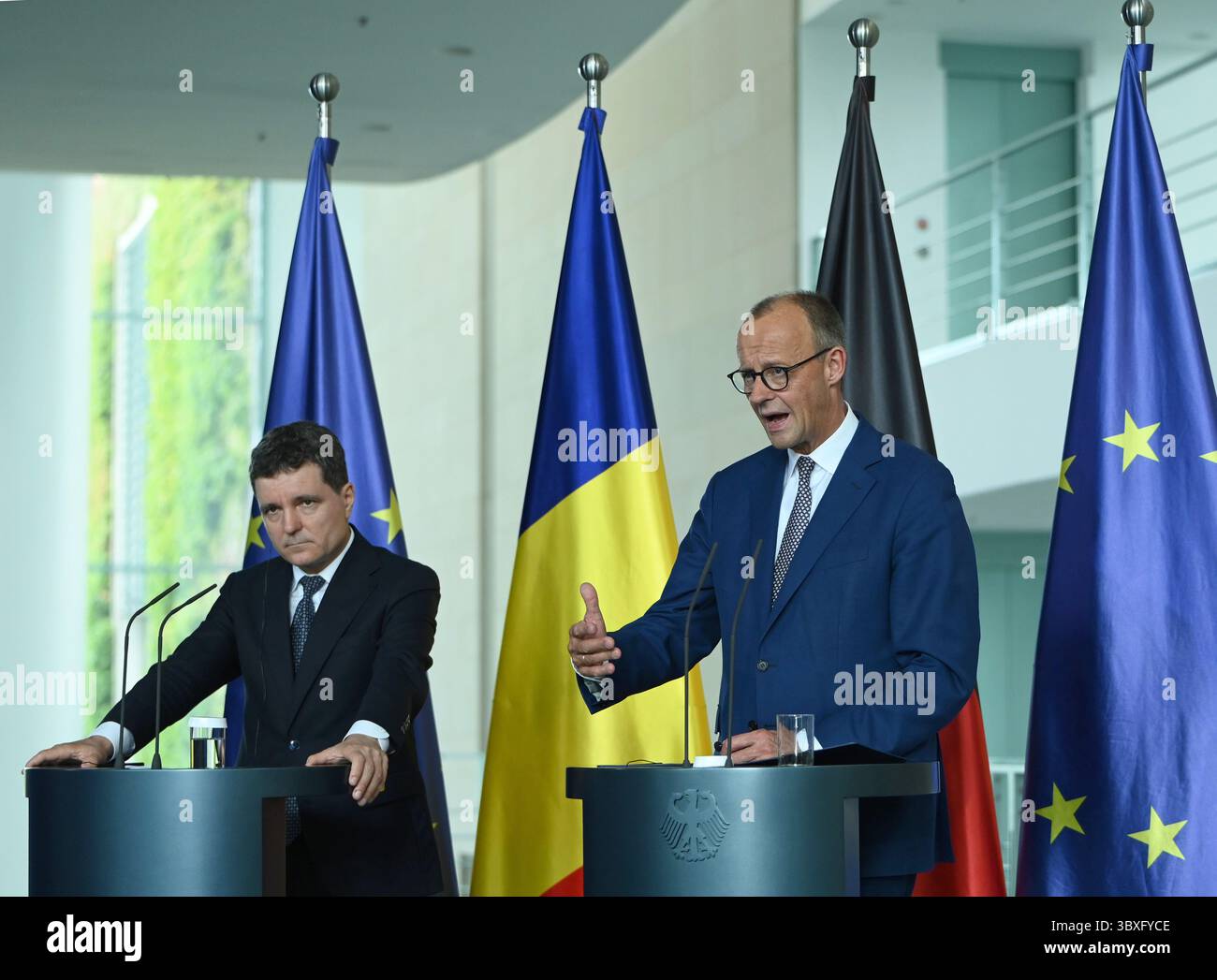 Berlin, Deutschland. Juli 2025. Bundeskanzler Friedrich Merz (CDU, r ...