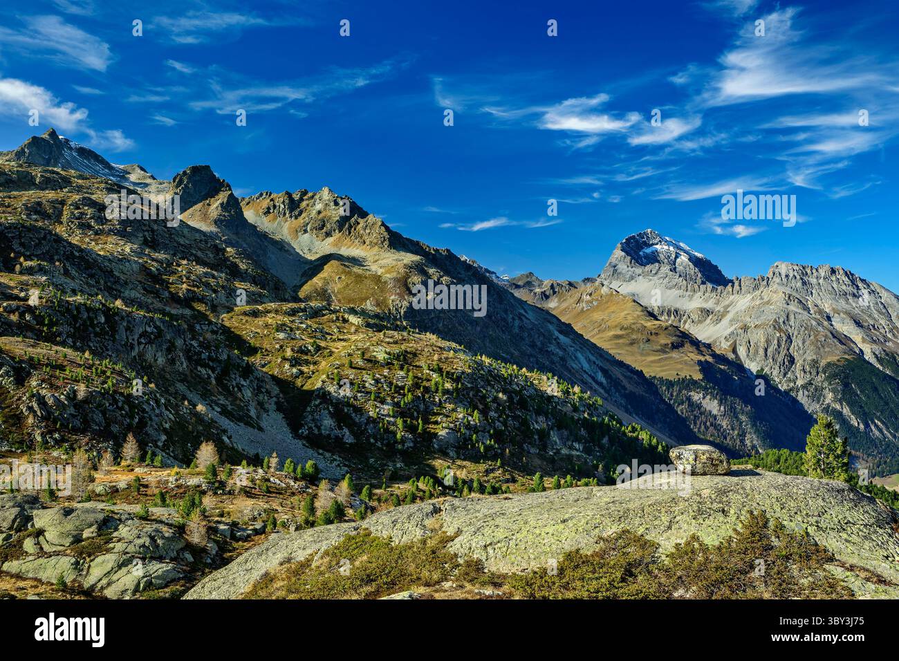 Blick über felsige Platten auf die Albula Alpen mit Piz Ela, Albula ...