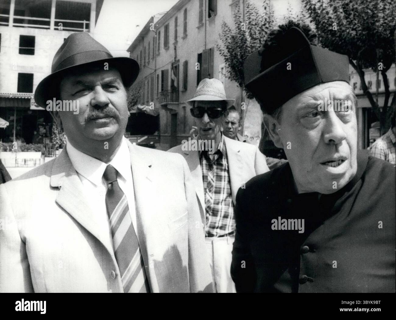 1952: FERNANDEL als Don Camillo und GINO CEVI als kommunistischer ...