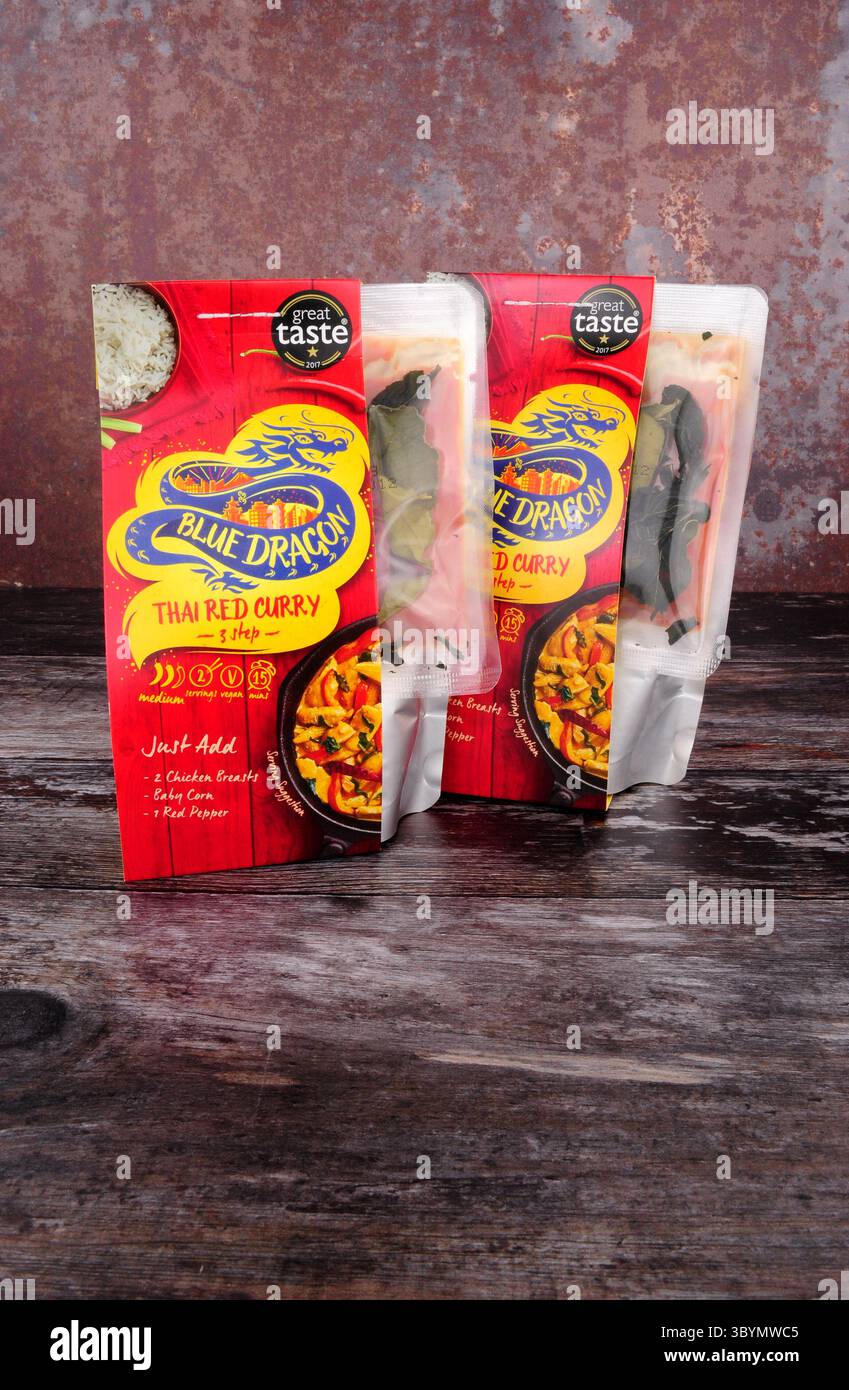 Blue Dragon Three Step Thai Red Curry Kit Pack mit Paste, Sauce und ...