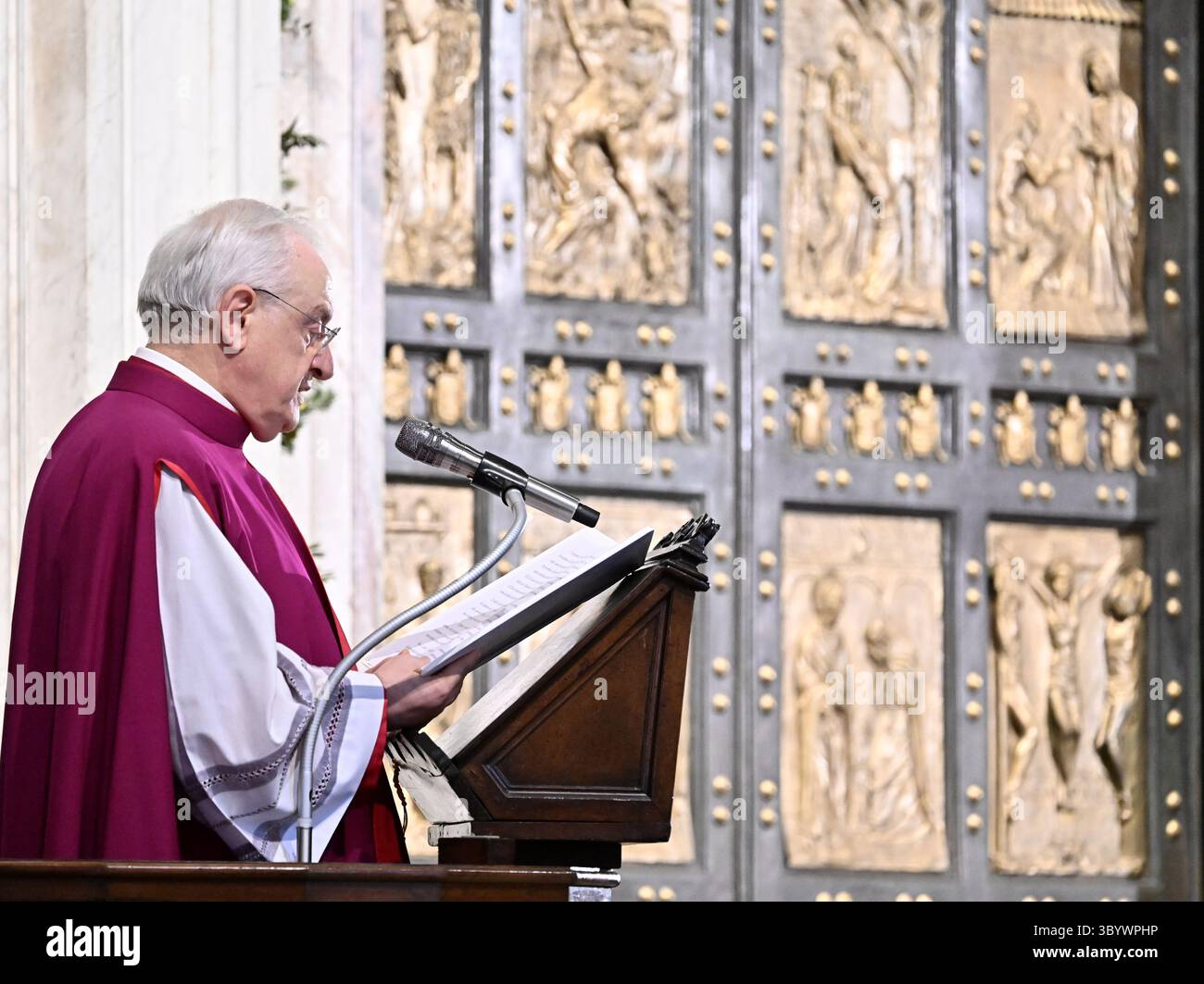Der apostolische Monsignore Leonardo Sapienza liest die Indikationsbulle zum Jubiläum 2025 Jesu ...