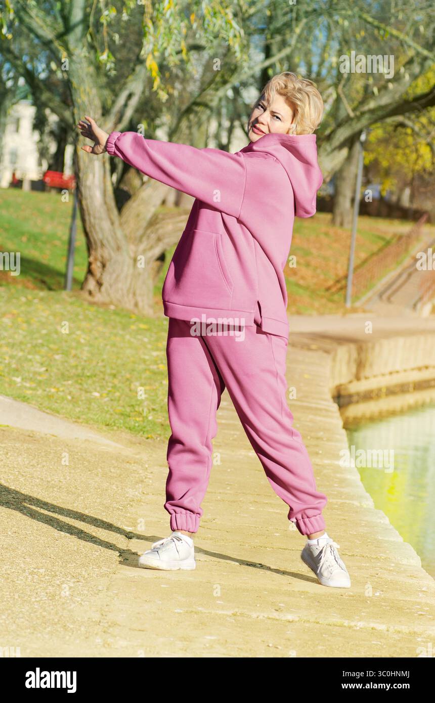 Reife kurvige frau -Fotos und -Bildmaterial in hoher Auflösung – Alamy