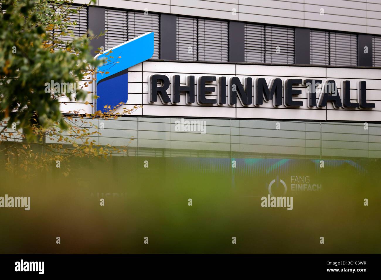 Das Rheinmetall-Logo auf dem Gebäude der Rheinmetall AG. Der Düsseldorfer Rüstungskonzern und ...