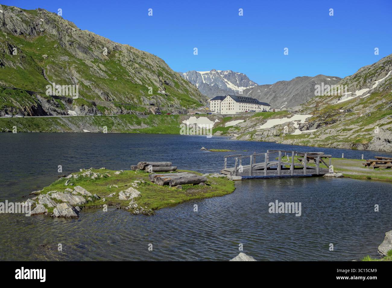 Blick von italienischer Seite auf eine kleine Insel im Lac du Grand ...