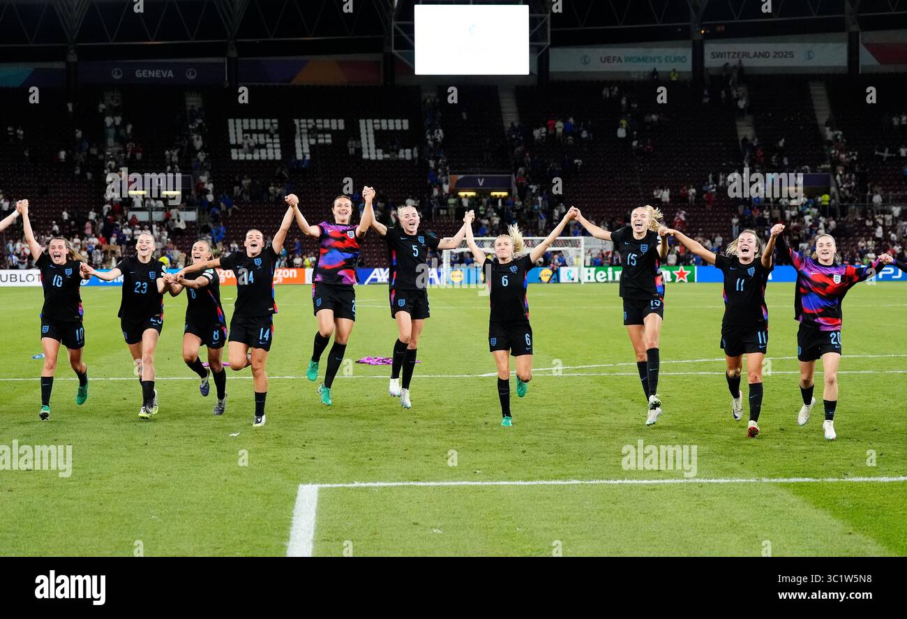 (Von links nach rechts) Englands Ella Toone, Alessia Russo, Georgia ...