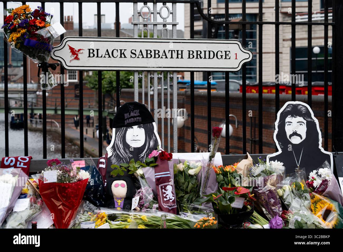 Tribut an Ozzy Osbourne nach seinem Tod an der Black Sabbath Bridge in ...