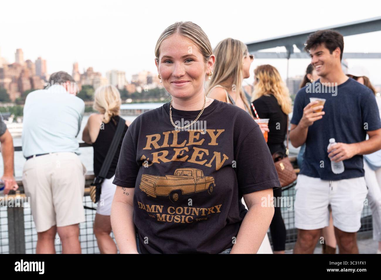 New York, NY, 24. Juli 2025: Hunderte von Fans besuchten Riley Green ...