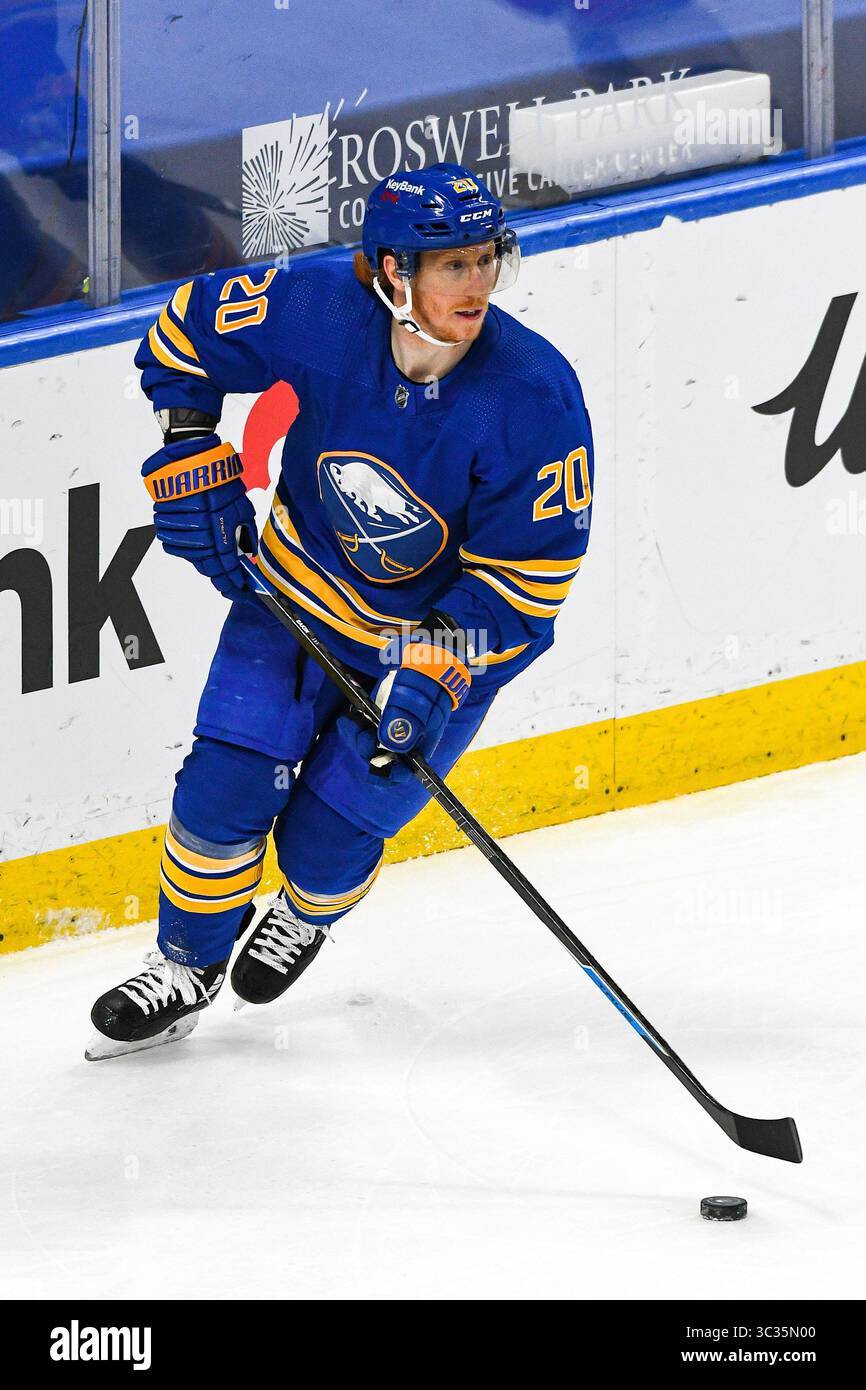 1. April 2021: Cody Eakin (20) bewegt den Puck während der dritten ...