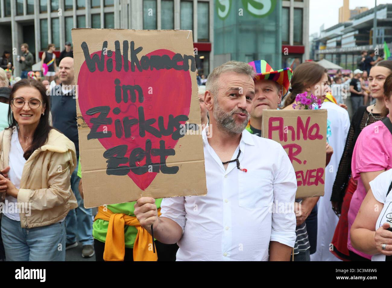 Menschen bei der CSD-Demonstration in Berlin am 26. Juli 2025. CSD 2025 ...