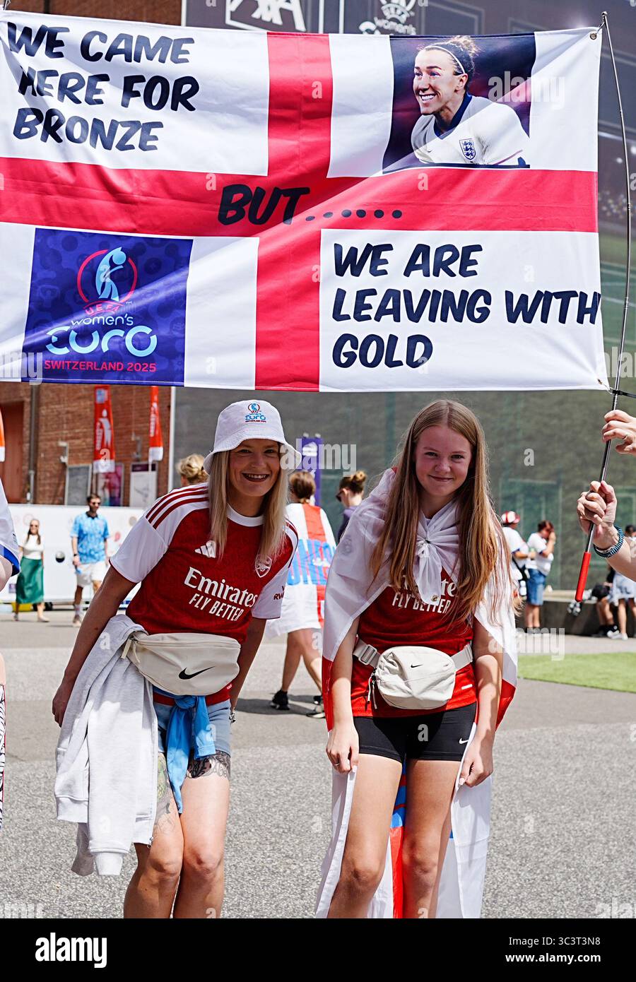 England-Fans halten eine große Fahne, um die Englands Lucy Bronze in ...