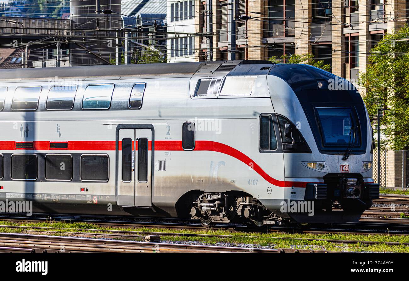 Zürich, Schweiz, 18. April 2025: Ein Intercity-Zug der Deutschen Bahn ...