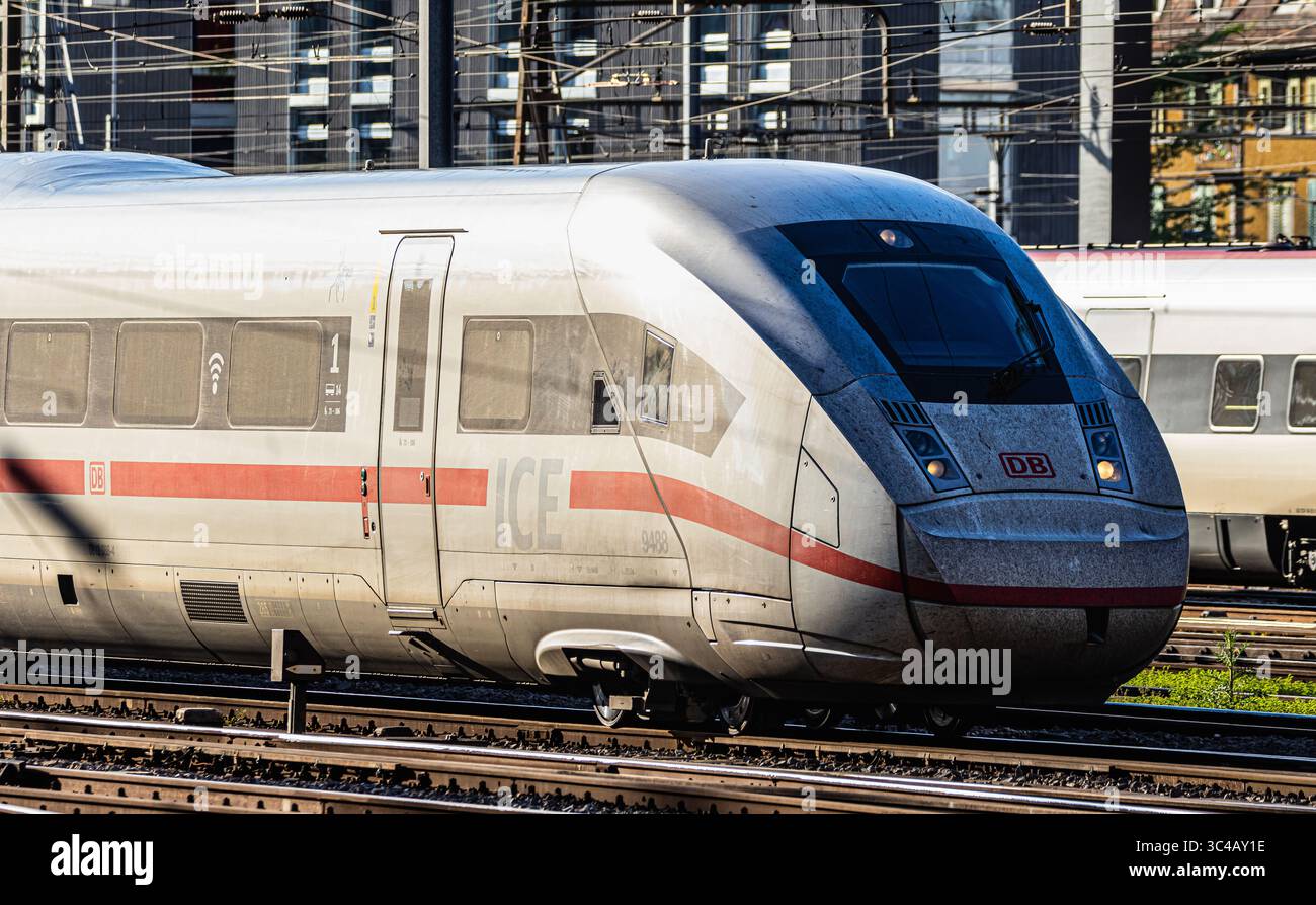 Zürich, Schweiz, 18. April 2025: Ein Zug der Deutschen Bahn ICE 4 ...