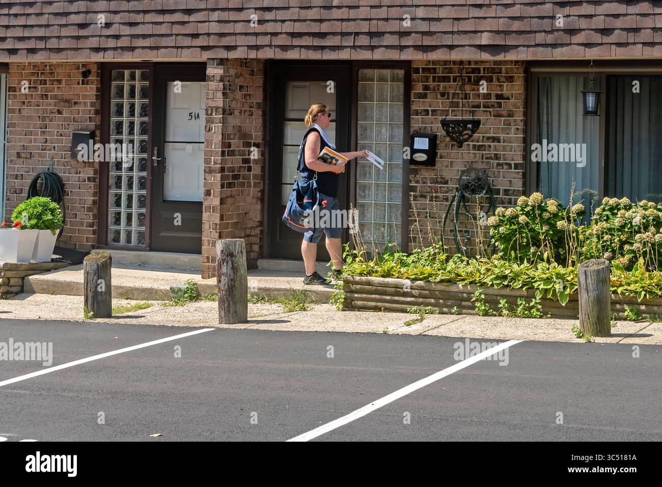 Female postman -Fotos und -Bildmaterial in hoher Auflösung – Alamy