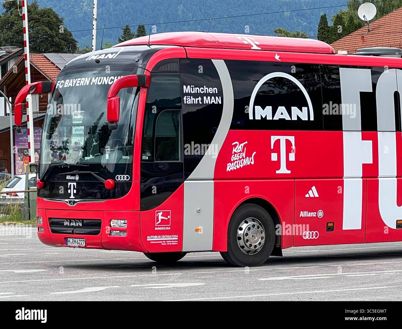 abbs Rot Weisser MAN Bus Mannschaftsbus des FC Bayern München faehrt ...