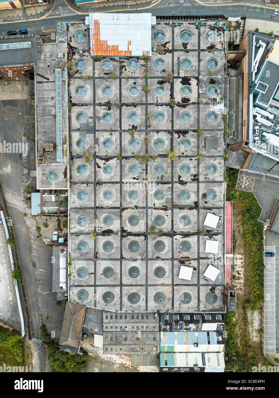 Blick aus der Vogelperspektive auf das Dach von Temple Works in Leeds ...