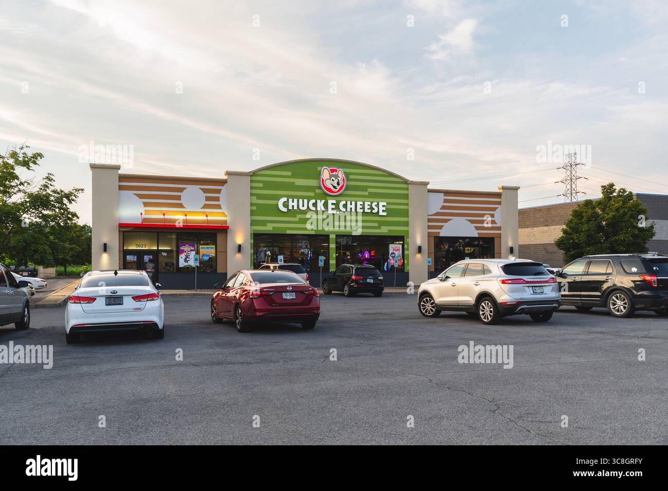 Rom, NY - 30. Juli 2025: Großer Blick auf Chuck E. Cheese, ist eine ...