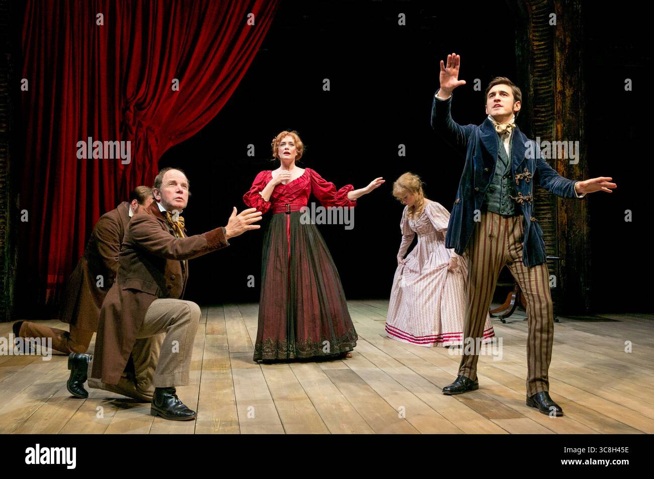 l-r: Simon Chandler (Bernard Warde - spielt Gentleman), Charlotte Lucas ...