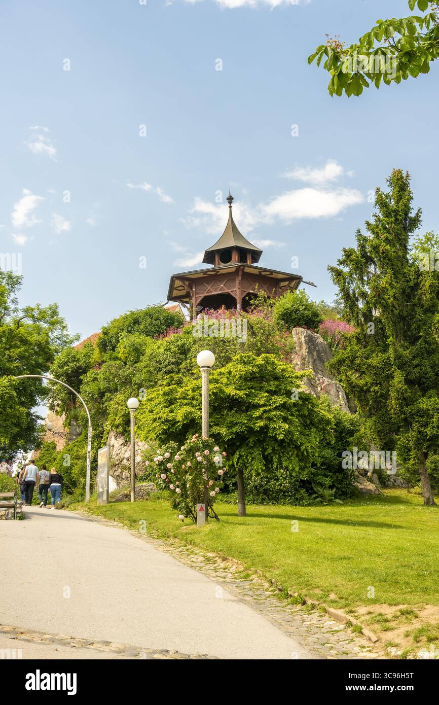 Blick auf einen malerischen, hölzernen Pavillon auf einem grünen Hügel ...