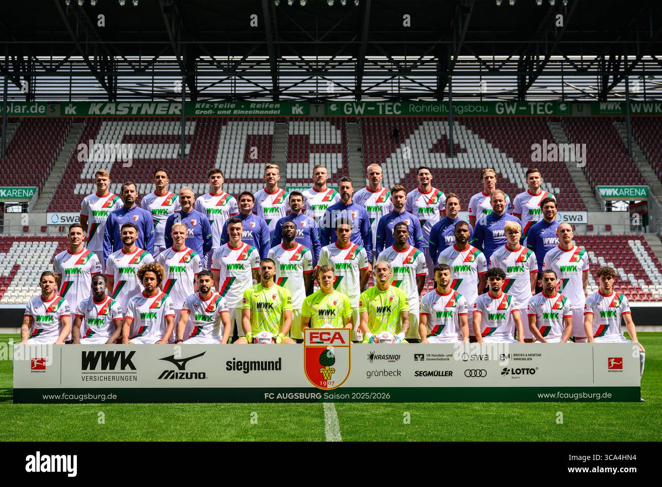 06 August 2025, Bayern, Augsburg: Fußball: Bundesliga, FC Augsburg ...