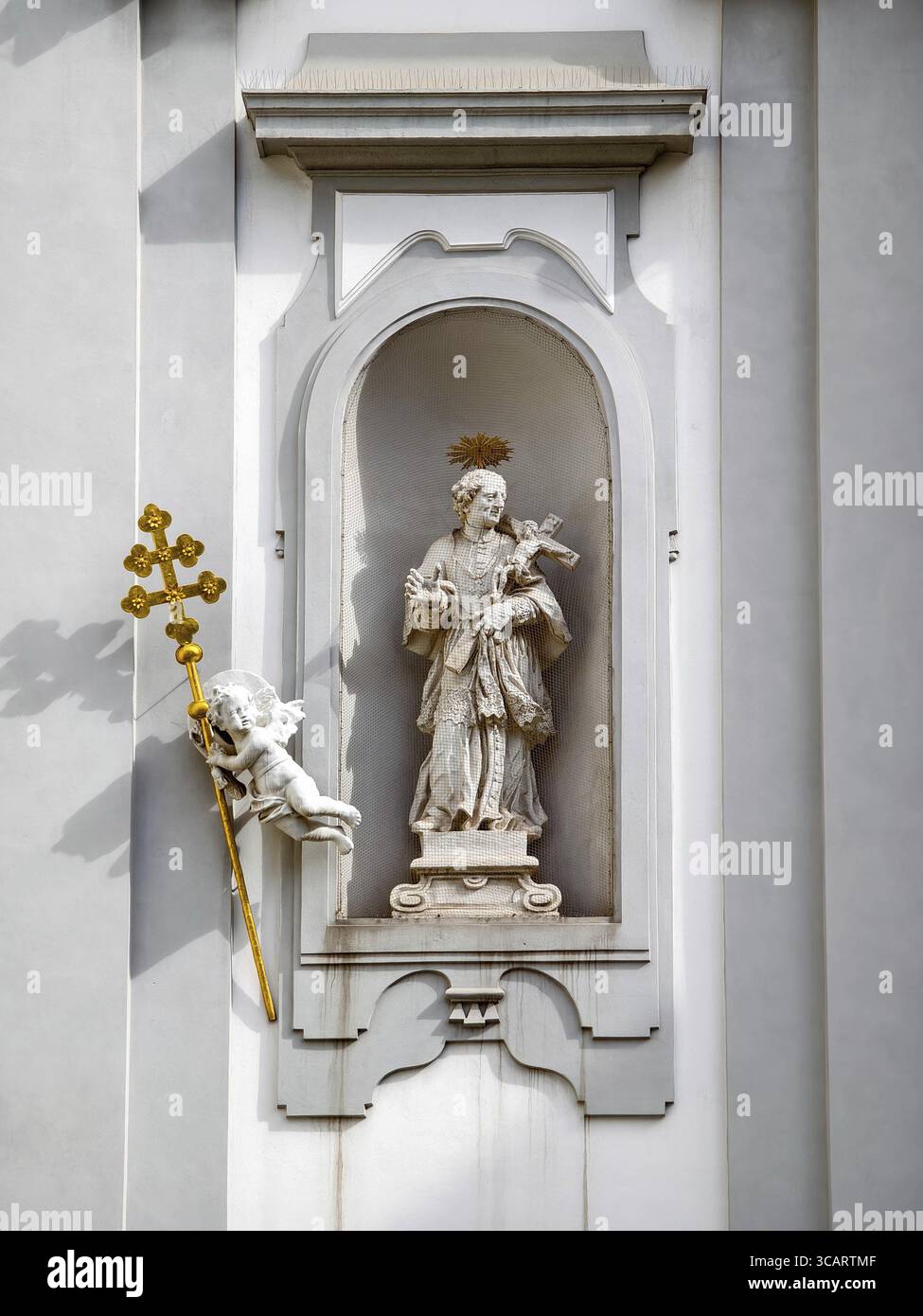 Barocke Wandnische mit Statue eines heiligen und Engels in ...