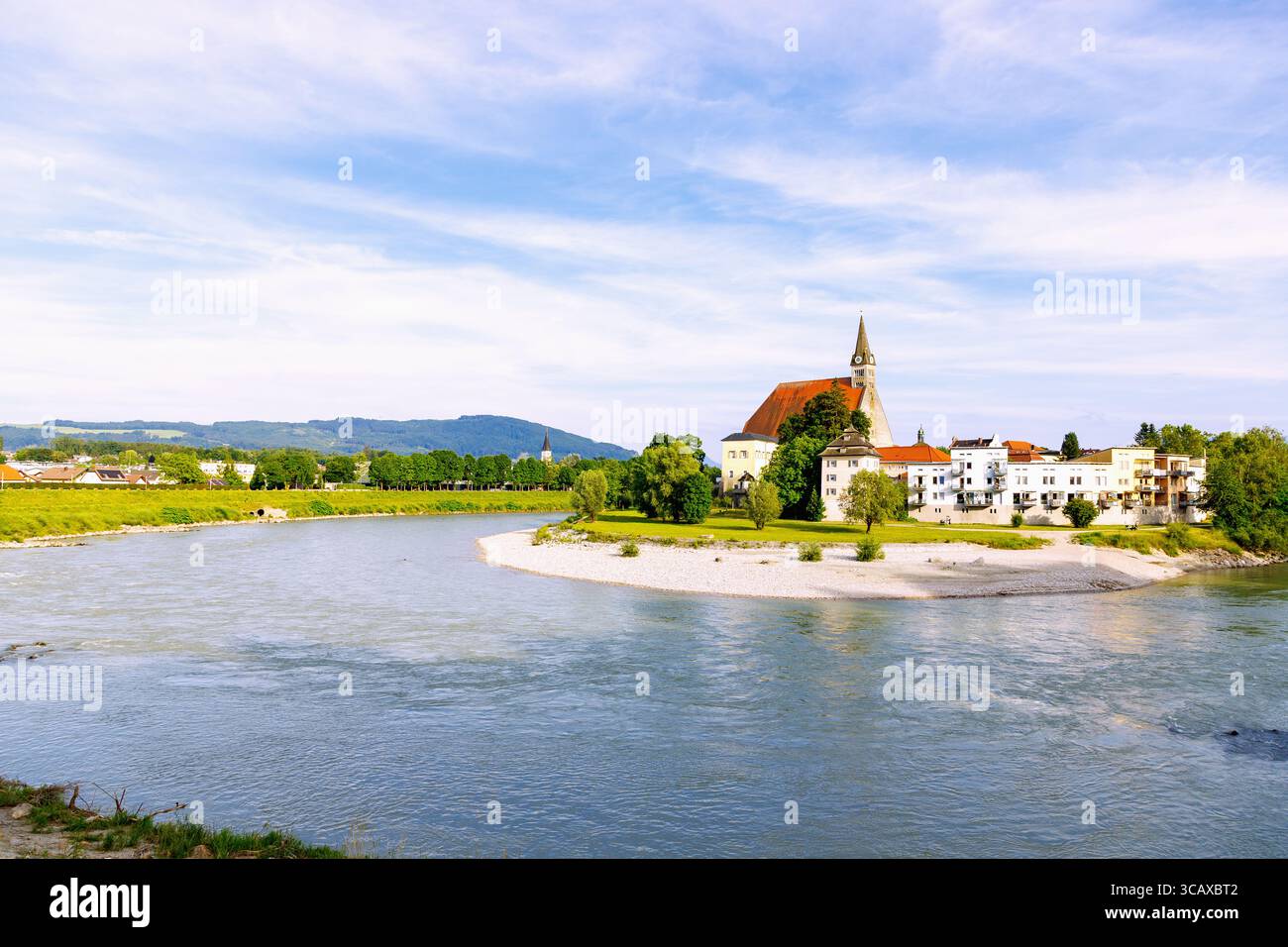 Blick von Oberndorf bei Salzburg in Österreich auf die Stadt Laufen an ...