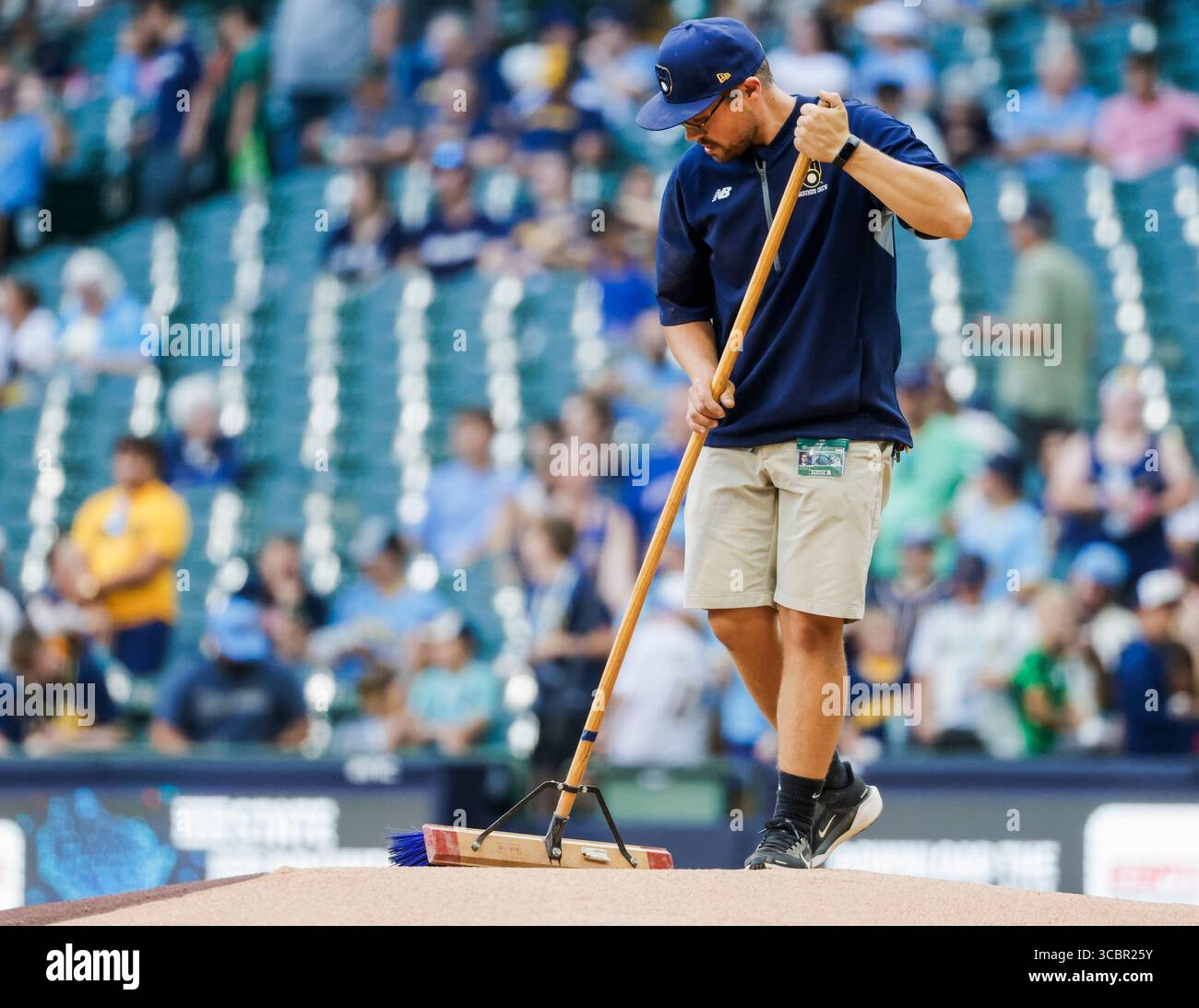 Milwaukee, Usa. August 2025. Ein Mitglied der Grounds Crew bereitet den ...