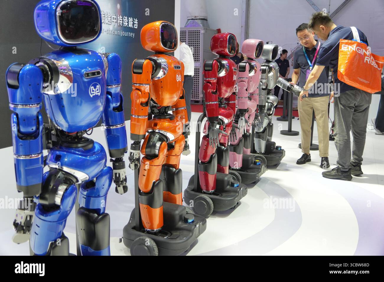 PEKING, CHINA - 8. AUGUST 2025 - das Publikum besuchte die World Robot ...