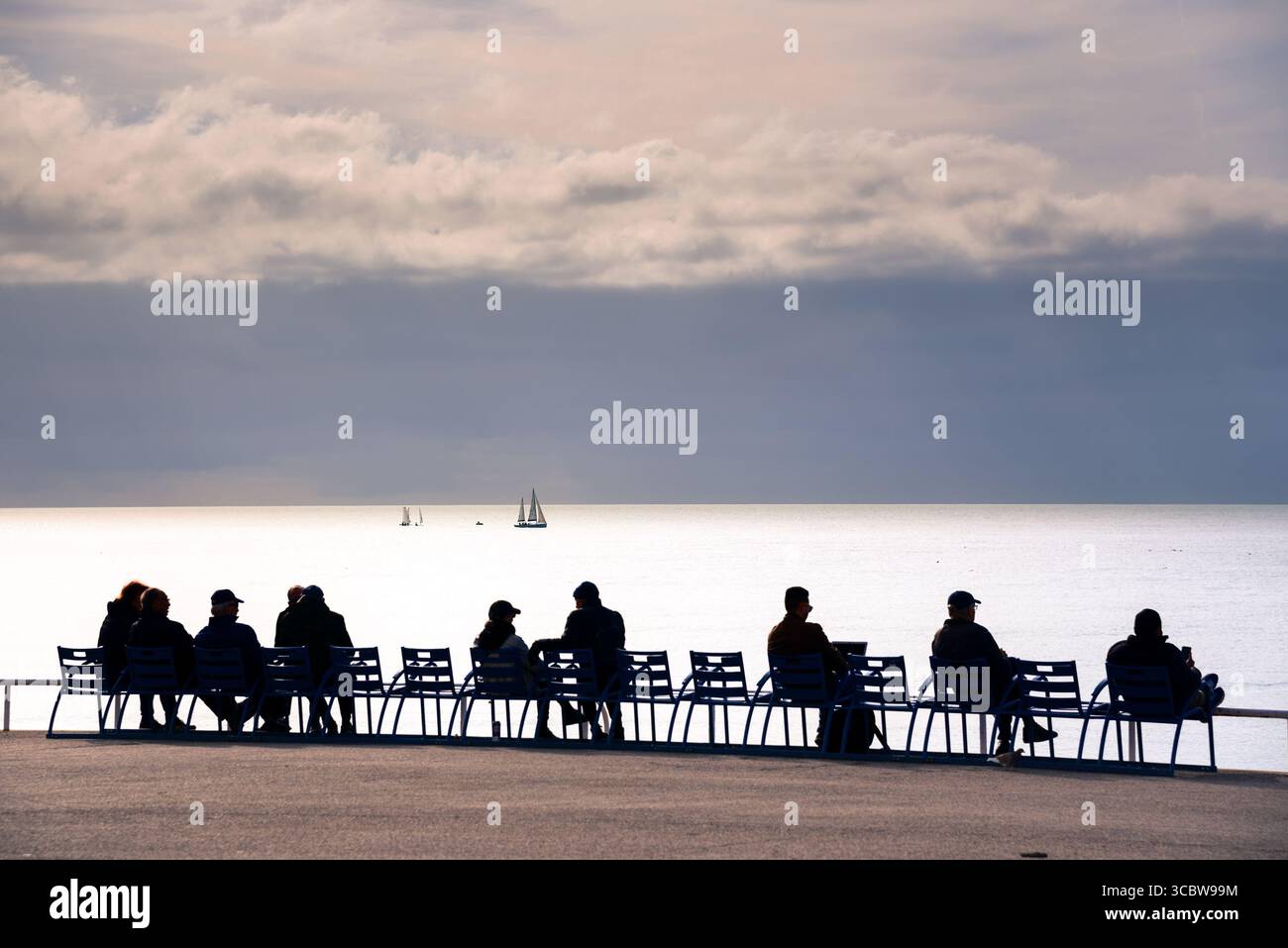 Silhouetten von menschen sitzen -Fotos und -Bildmaterial in hoher ...