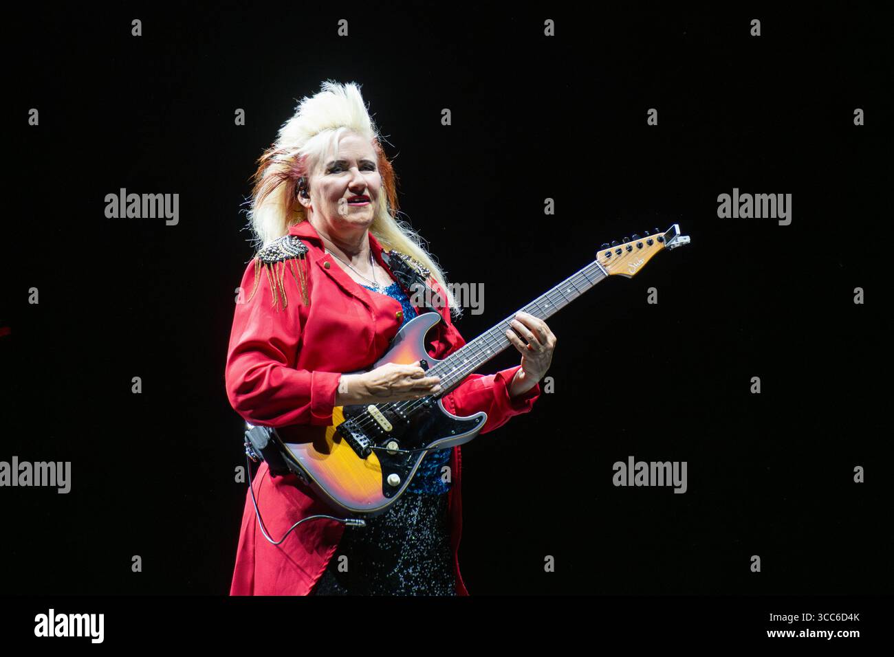 Jennifer batten guitarist -Fotos und -Bildmaterial in hoher Auflösung ...