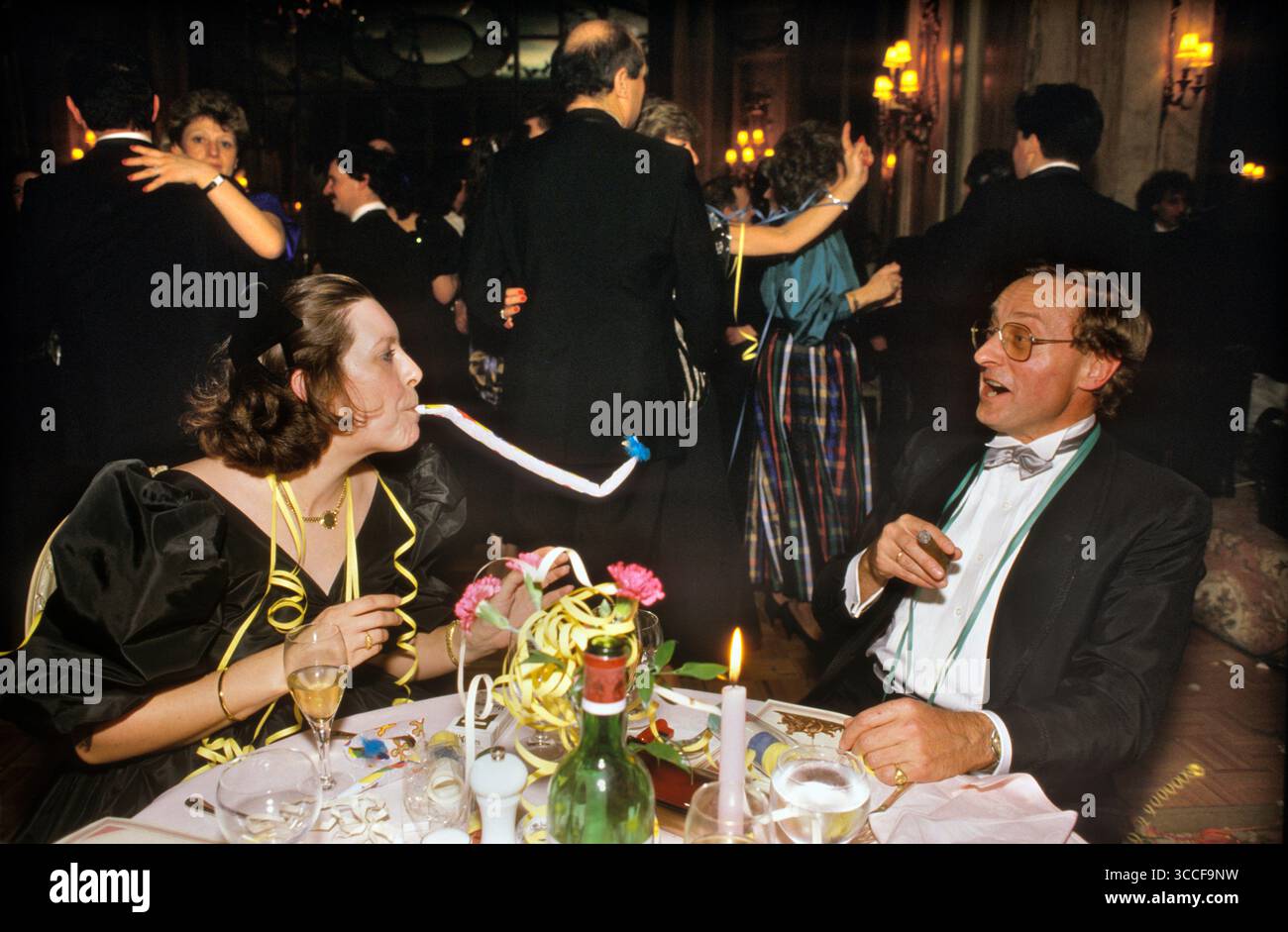 Blowing Party Streamer, Silvesterparty im Ritz Hotel London England ...