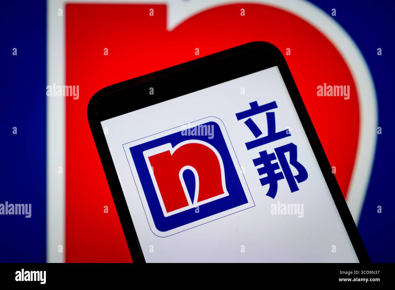 CHONGQING, CHINA - 13. AUGUST 2025 - Ein Foto zeigt das nippon Paint Logo auf einem Smartphone ...