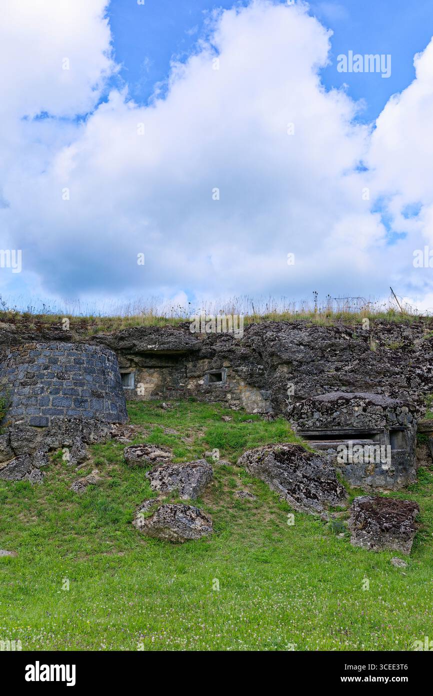 Verdun, Frankreich 27. Juli 2025: Ruinen der Festung Fort Douaumont aus ...