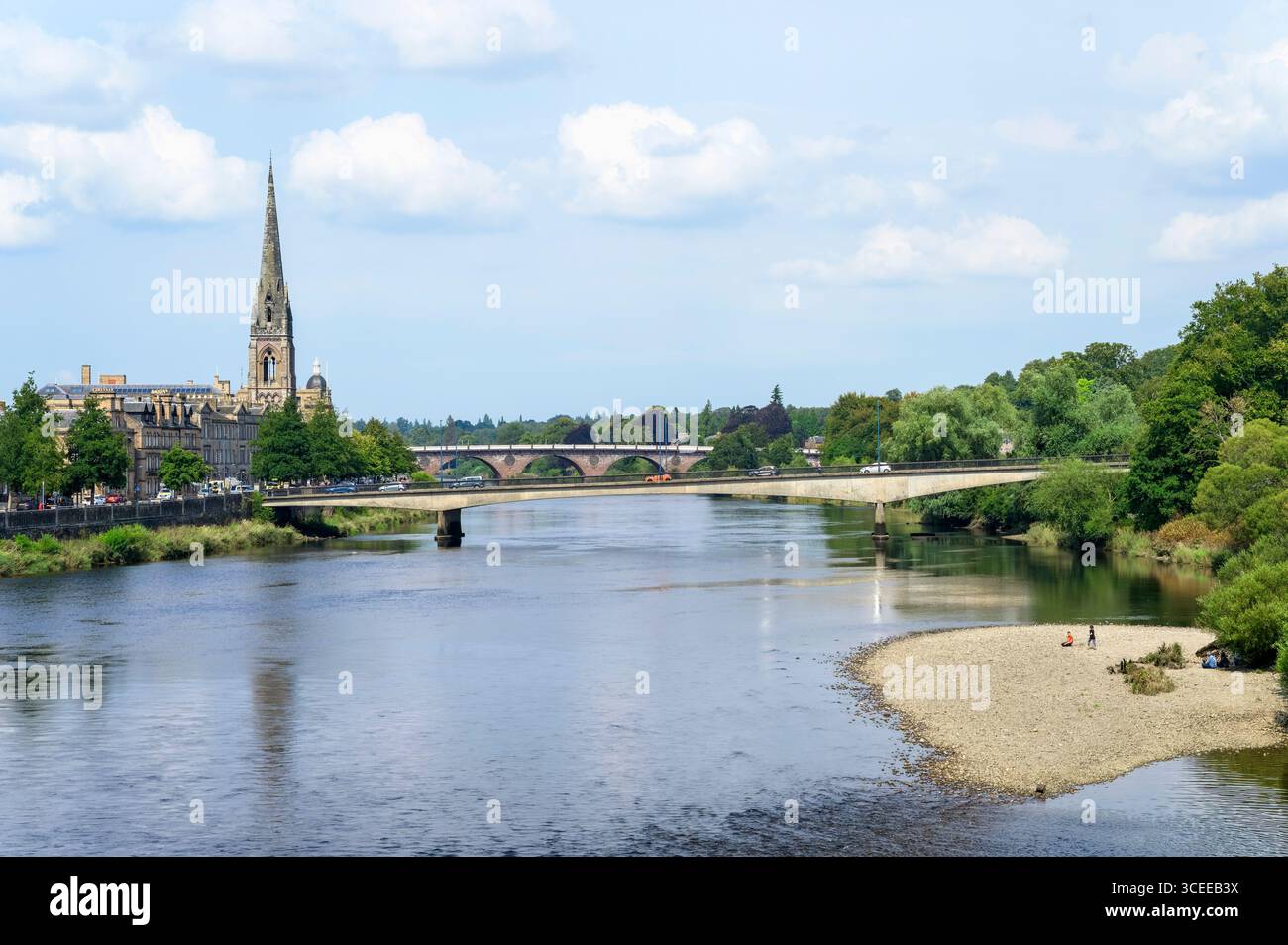 Blick über den Fluss Tay mit Blick auf die St. Matthews Kirche auf der ...