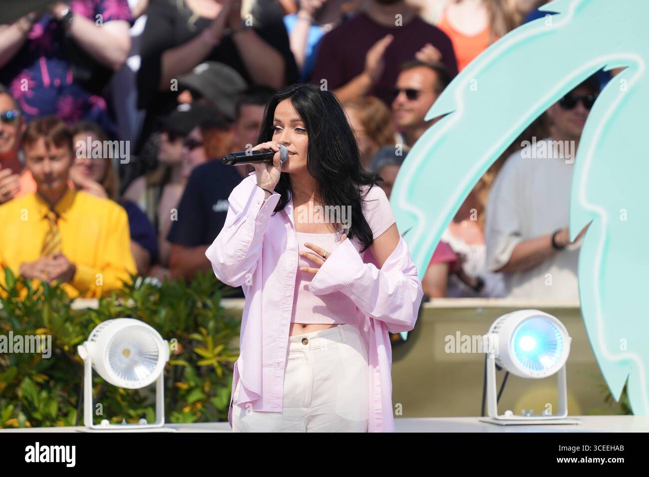 ZDF-Fernsehgarten 2025. Amyy - Amy Bippus im ZDF Fernsehgarten - Motto ...