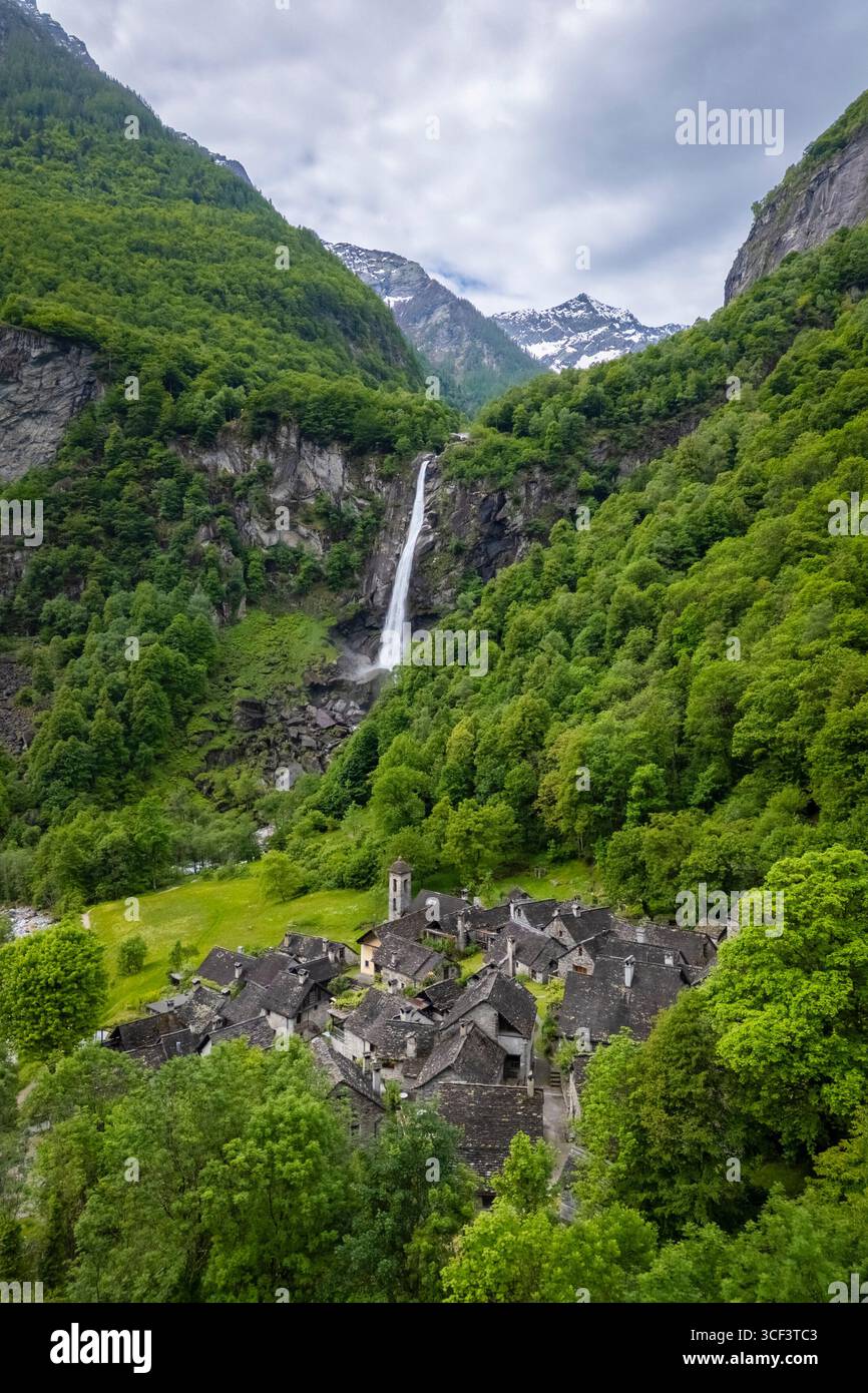 Blick aus der Vogelperspektive auf den Foroglio-Wasserfall und die ...