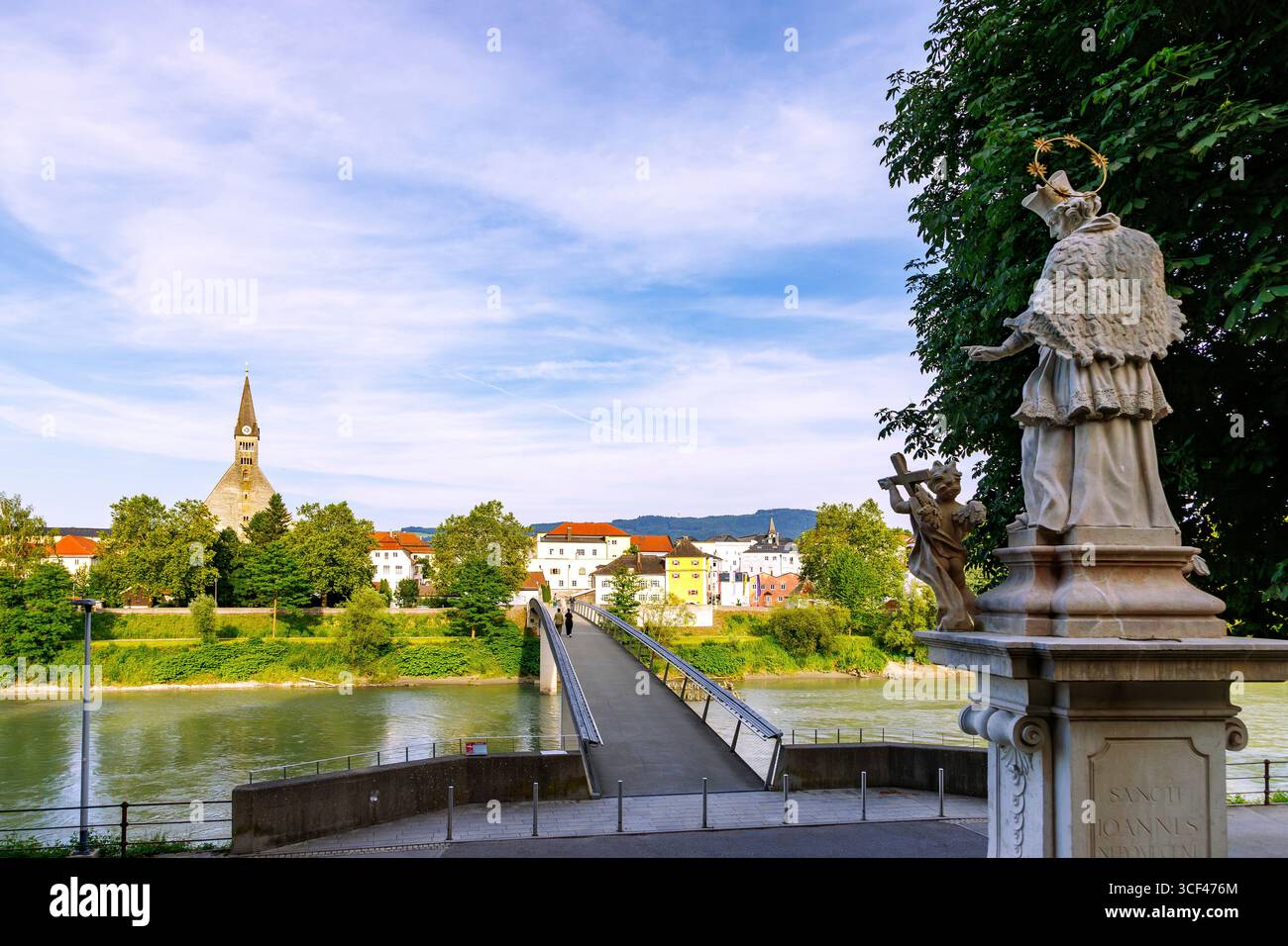 Blick von der Treppe des Calvary Maria Bühel mit der Statue des ...