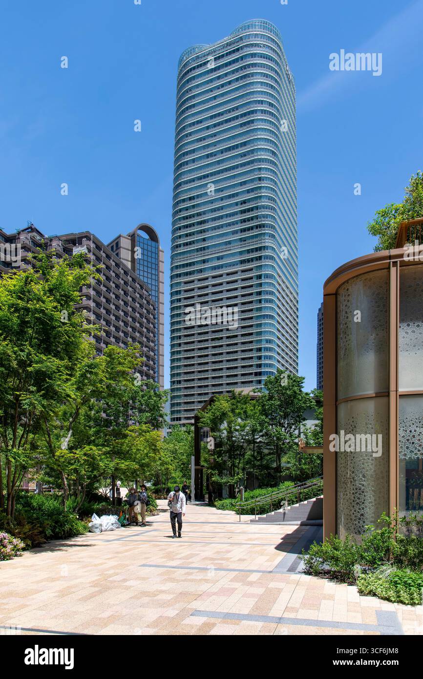 Tokio, Japan - 7. Mai 2025: Azabudai Hills Mori JP Tower vom Park des ...