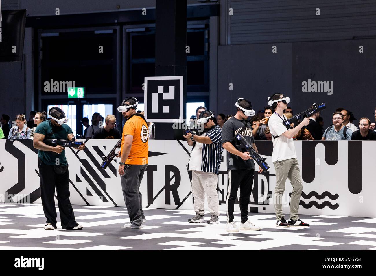 Gamescom 2025 21.08.2025 EVA eSports Virtual Arena auf der Gamescom - Besucher spielen mit VR ...
