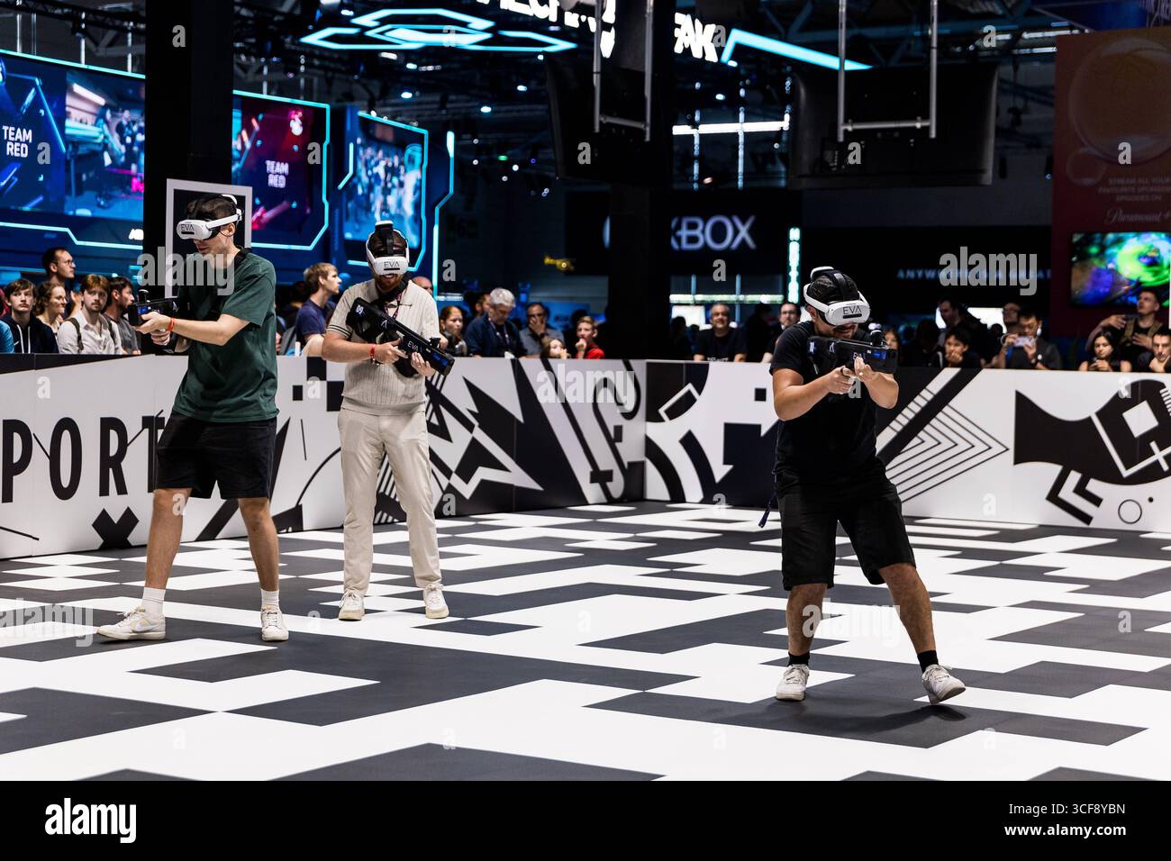 Gamescom 2025 21.08.2025 EVA eSports Virtual Arena auf der Gamescom - Besucher spielen mit VR ...