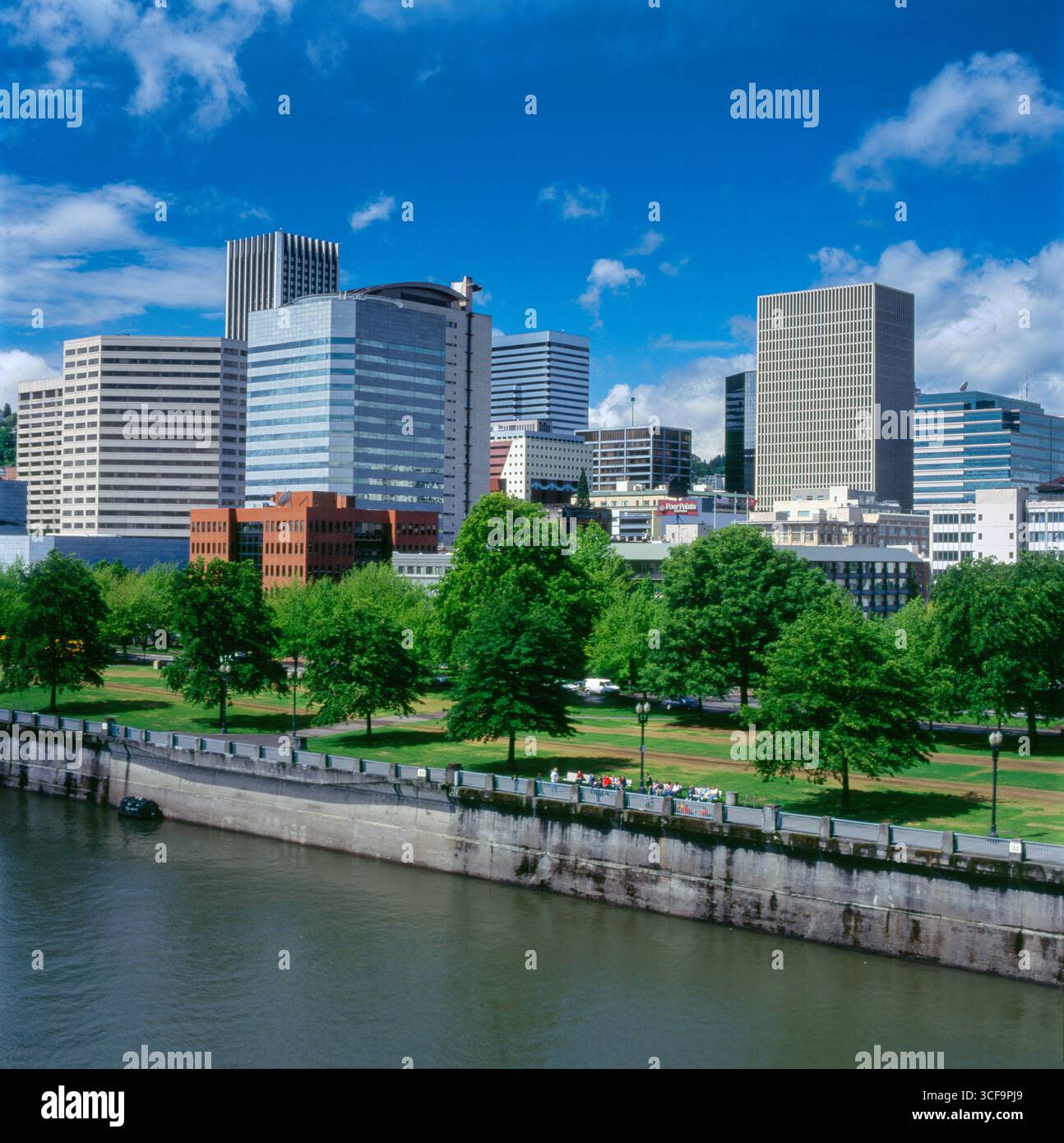 Blick über den Willamette River in Richtung der Stadt Portland ...