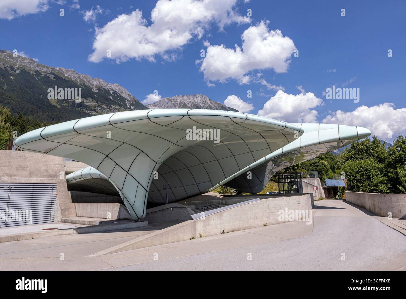 Seilbahnstation zaha hadid -Fotos und -Bildmaterial in hoher Auflösung ...