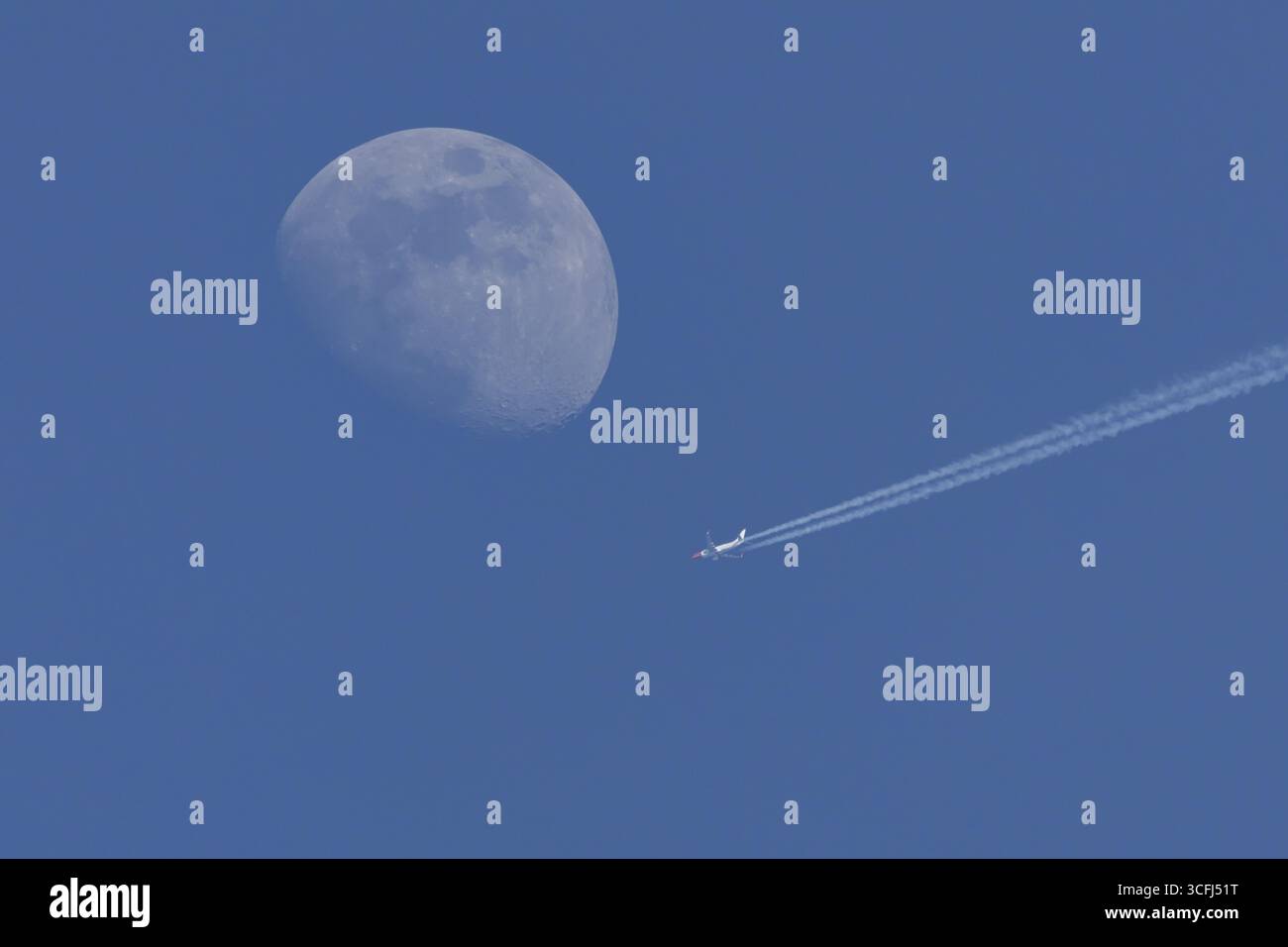 Mond flugzeug kondensstreifen -Fotos und -Bildmaterial in hoher ...
