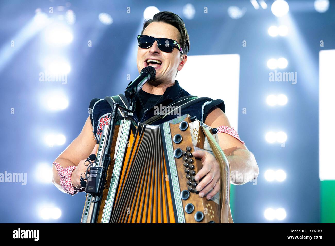 Andreas Gabalier live bei einem Konzert der ein Hulapalu auf uns -Tour ...