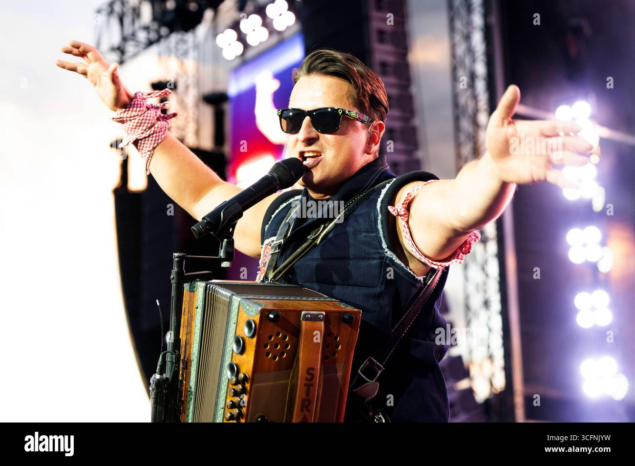 Andreas Gabalier live bei einem Konzert der ein Hulapalu auf uns -Tour ...