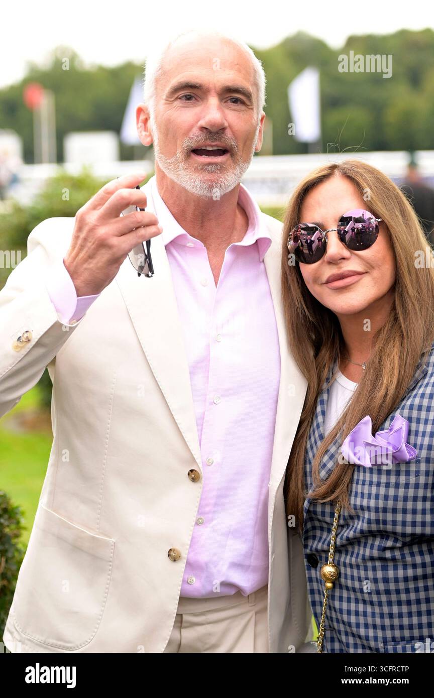 Simone Thomalla mit Partner Rene Merten beim Audi Ascot Renntag 2025 ...