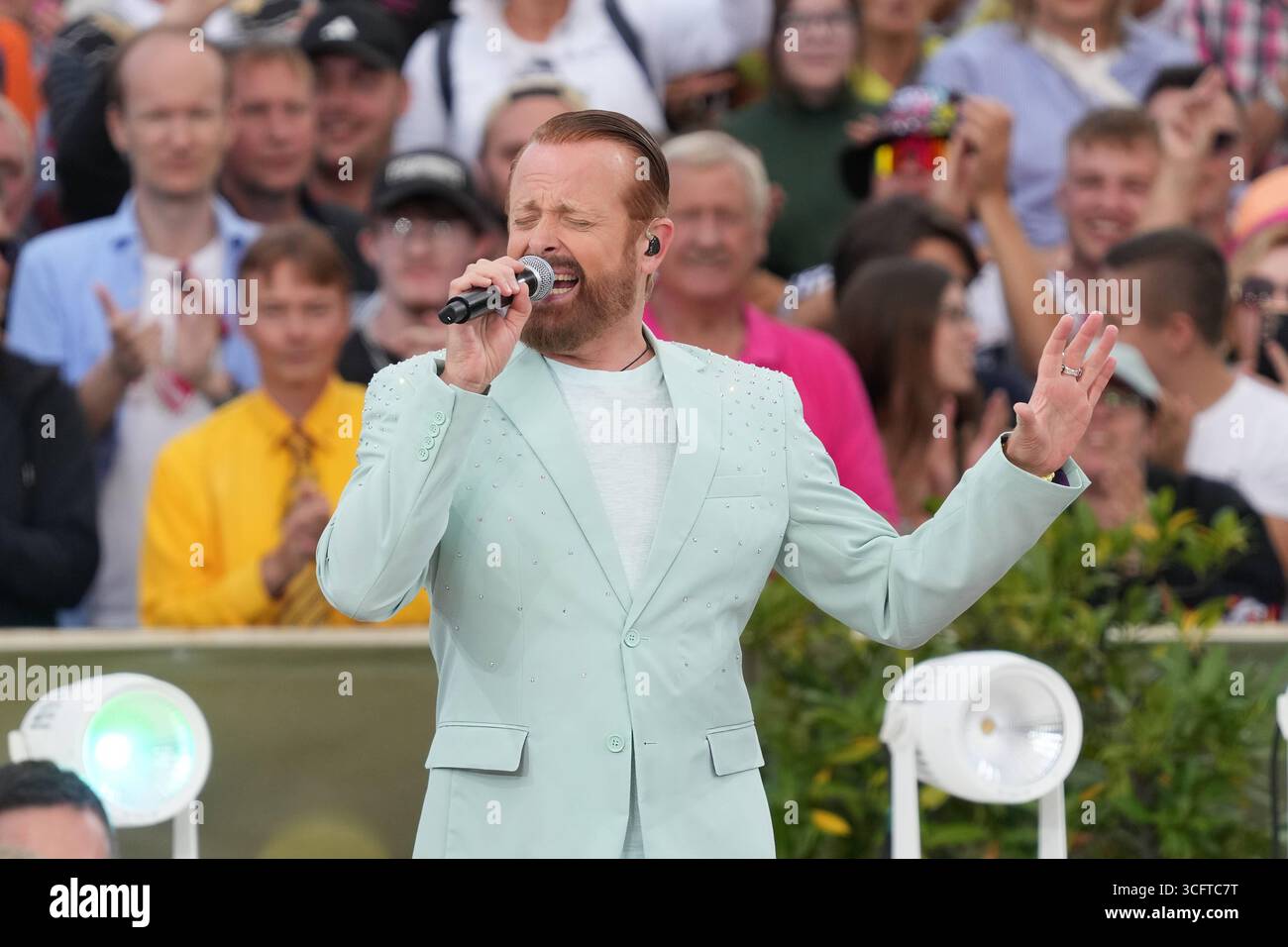 ZDF-Fernsehgarten 2025. Schlagersänger Ross Antony im ZDF Fernsehgarten ...