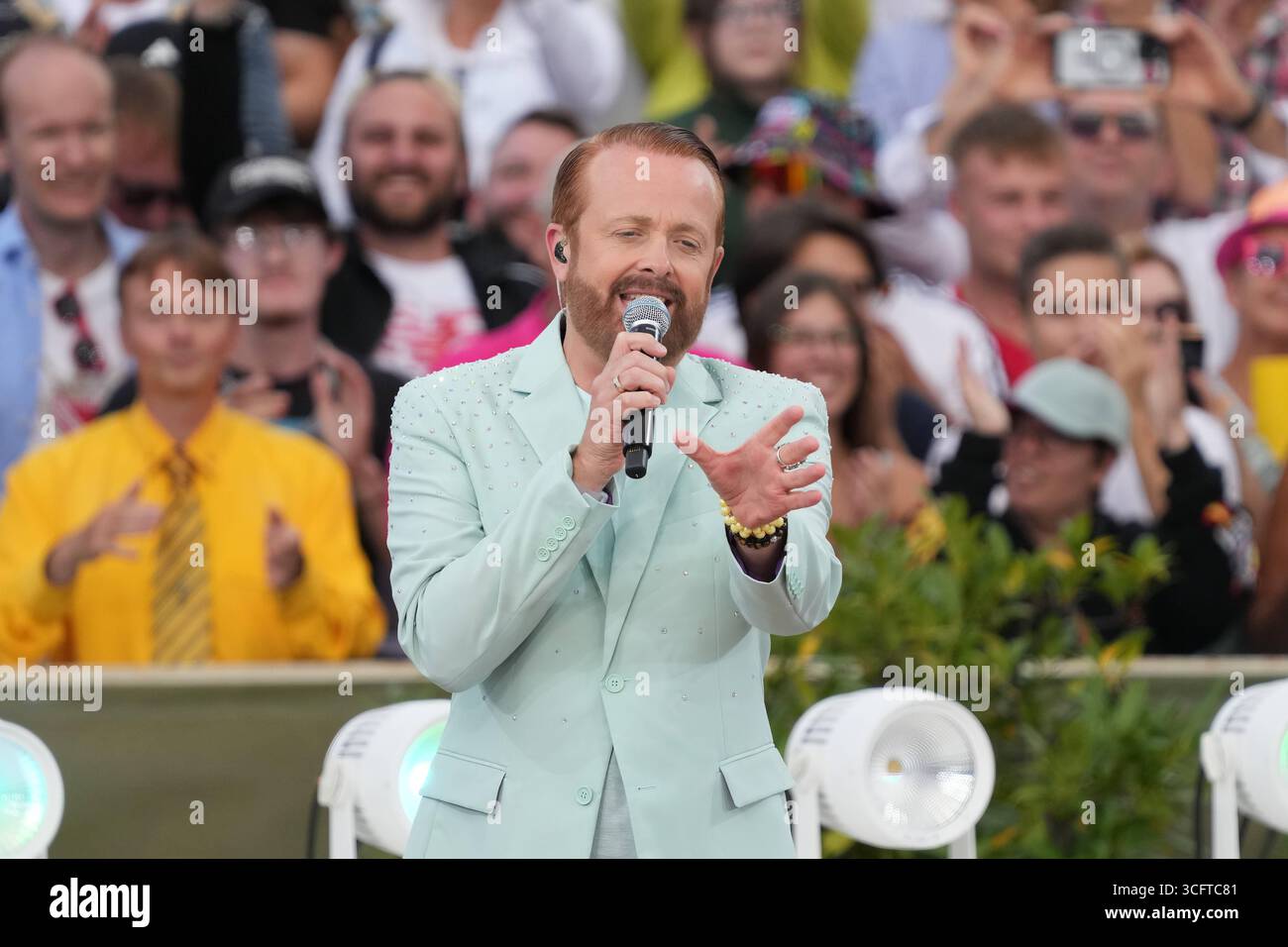 ZDF-Fernsehgarten 2025. Schlagersänger Ross Antony im ZDF Fernsehgarten ...