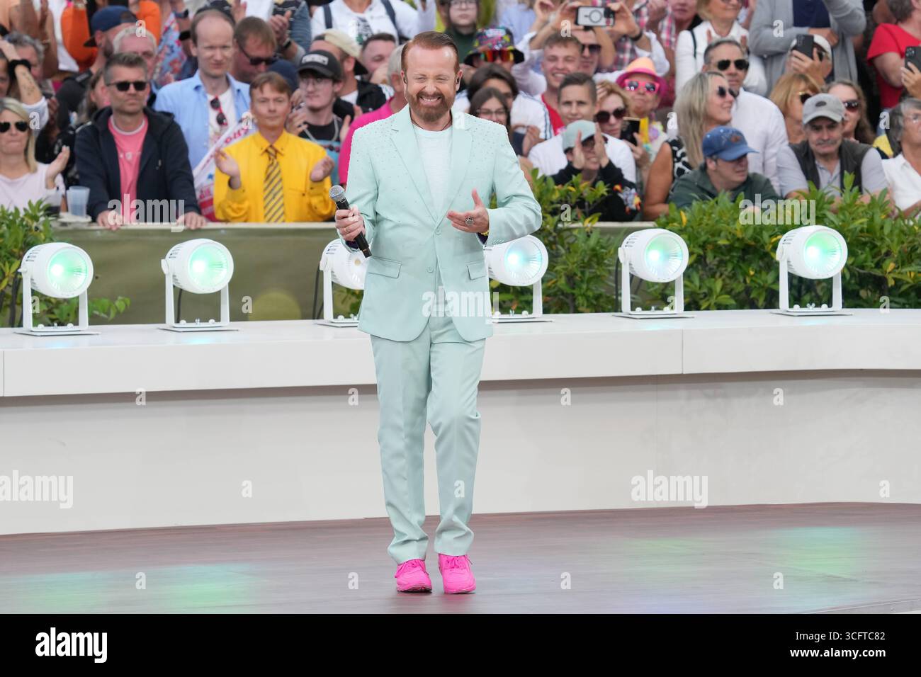 ZDF-Fernsehgarten 2025. Schlagersänger Ross Antony im ZDF Fernsehgarten ...
