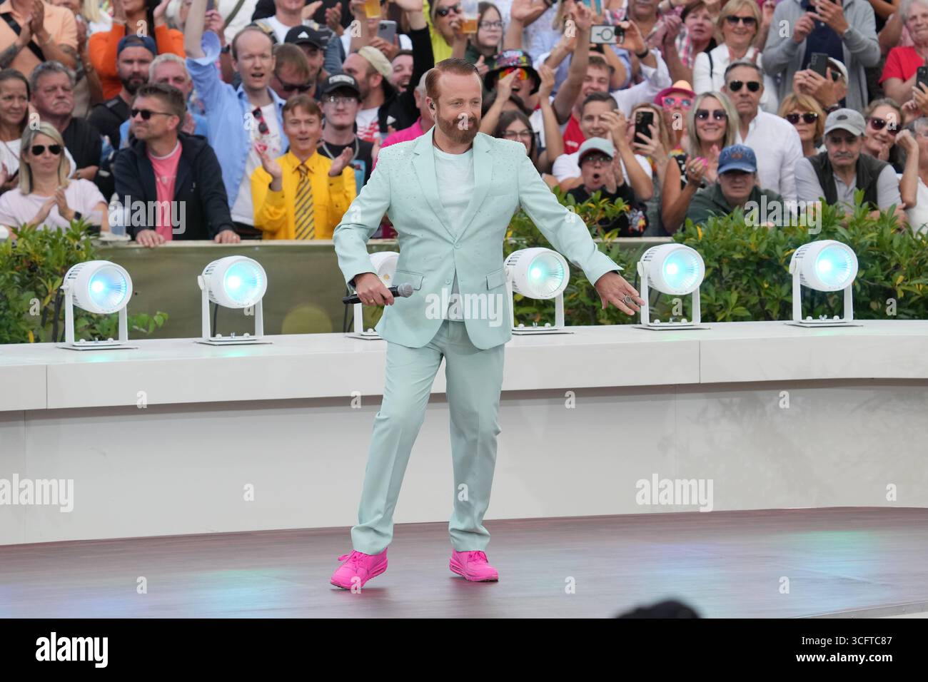 ZDF-Fernsehgarten 2025. Schlagersänger Ross Antony im ZDF Fernsehgarten ...