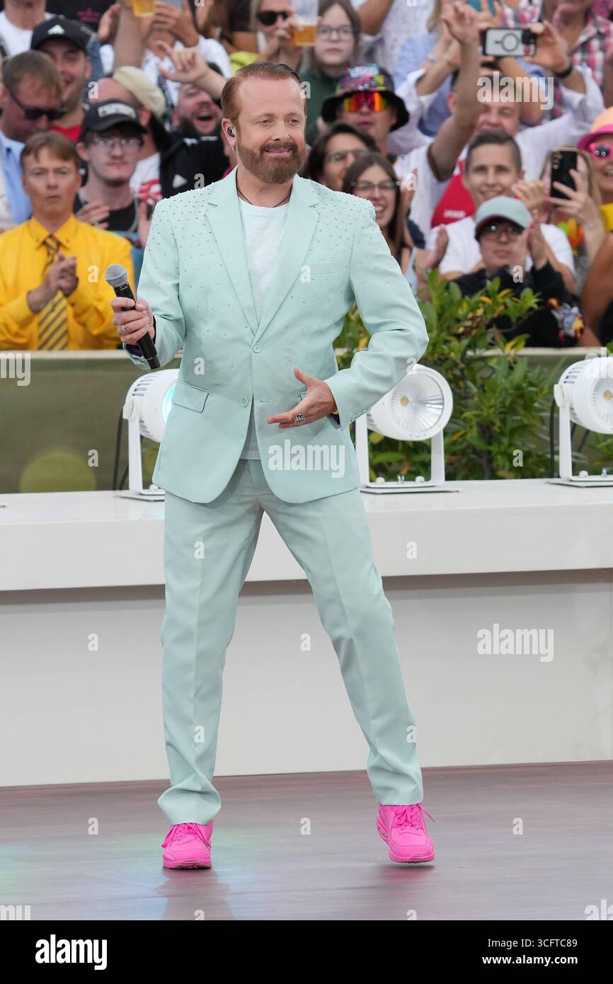 ZDF-Fernsehgarten 2025. Schlagersänger Ross Antony im ZDF Fernsehgarten - Motto DISCOFOX am 24. ...